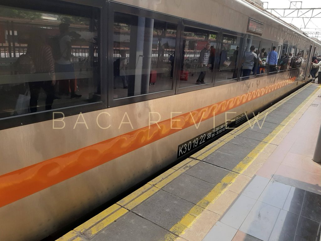 Review Naik KA Kertajaya Jakarta-Surabaya, Kereta Ekonomi Premium • B A ...